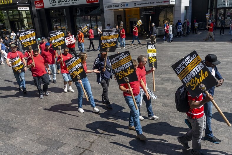 Backlash erupts as payroll reveals some New York rail workers on strike ...