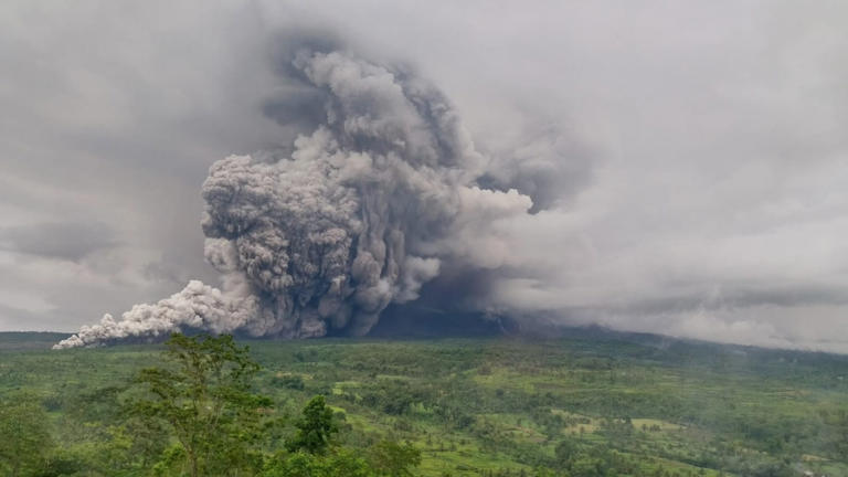 Indonesia’s Semeru just hurled a 15,000-foot ash column over East Java ...