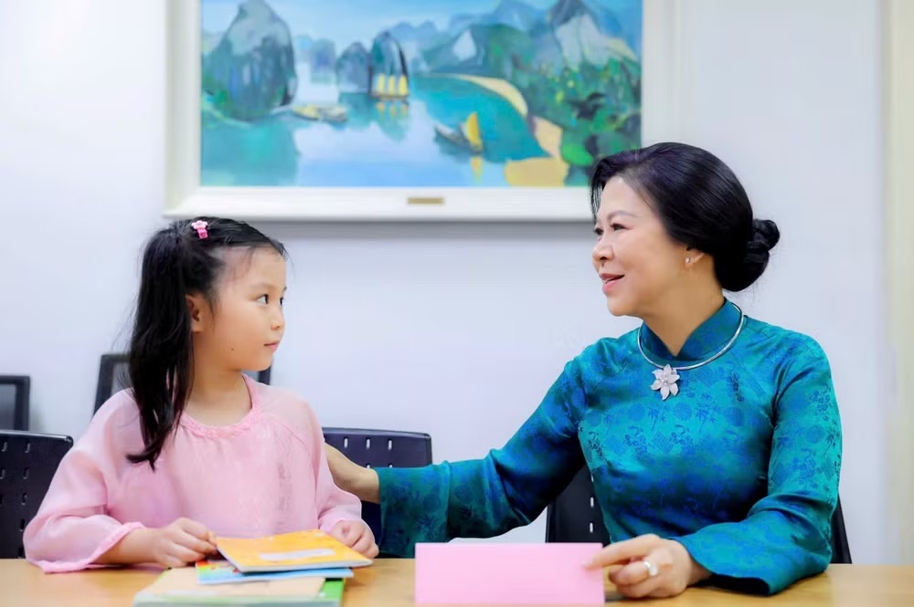Phu nhân Ngô Phương Ly thăm lớp tiếng Việt tại Singapore