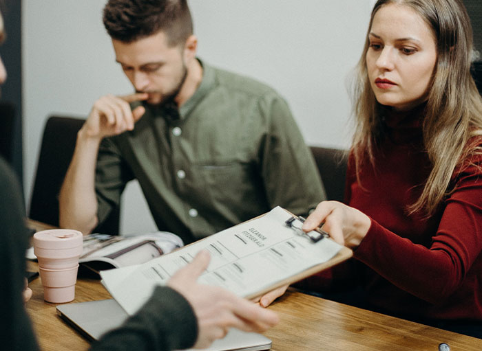 People share 30 workplace red flags that scream "Avoid this job"