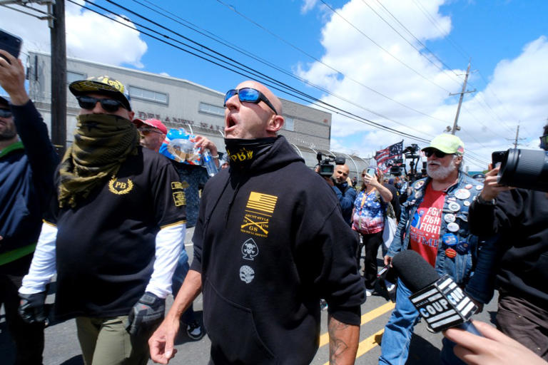 ICE backers join fray, support feds outside Delaney Hall