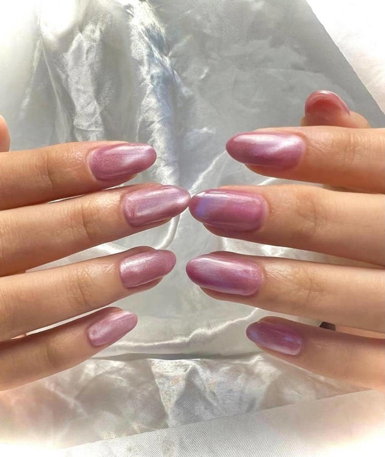 7 inspirasi nail art cat eye pink yang manis dan elegan