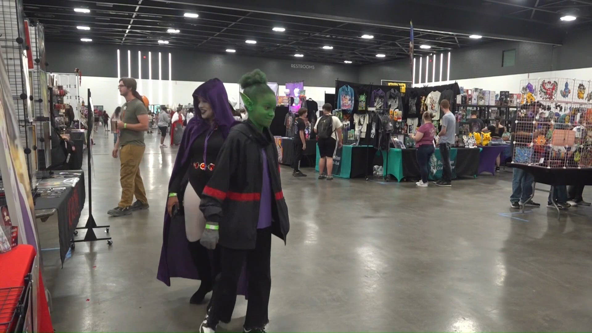 Cosplayers and gamers take center stage at Toledo comic convention