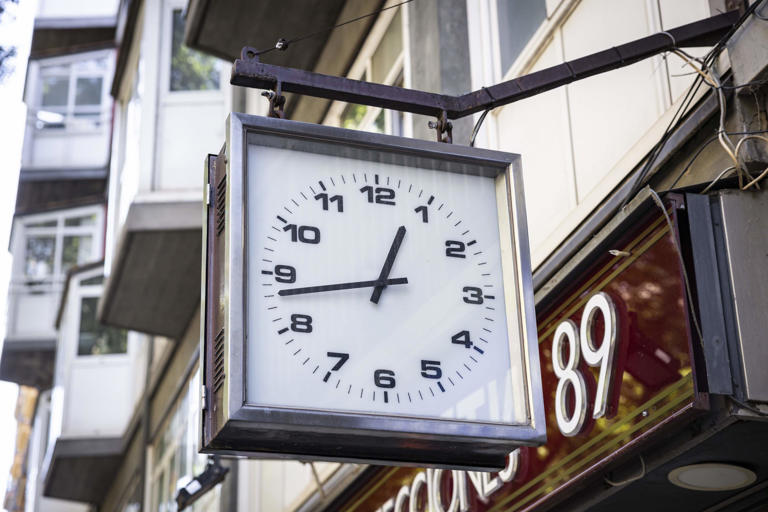 Clamor para salvar un reloj icónico de Sant Antoni: "Es un símbolo del ...