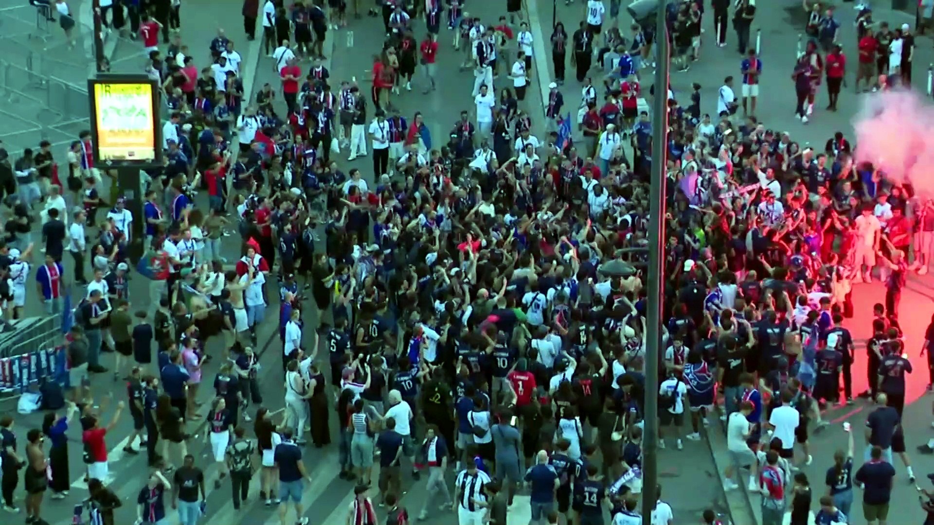 Les ultras font la fête à la sortie du Parc des Princes - Foot - Ligue ...