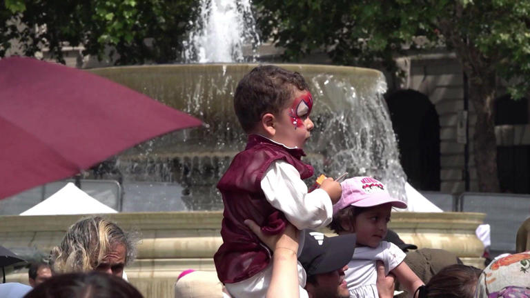 Hundreds celebrate Eid at Trafalgar Square