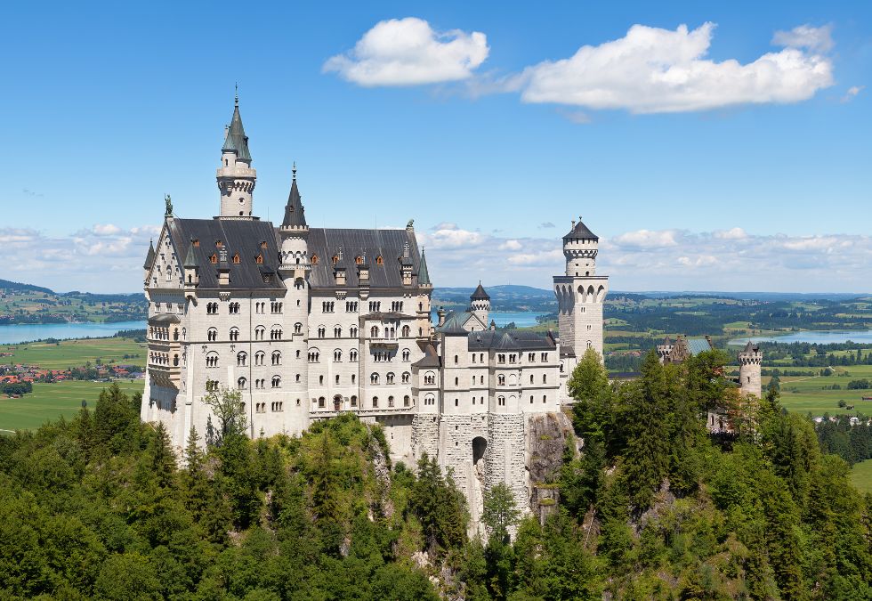 20 amazing castles built in unreal locations