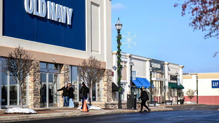 Old Navy closes stores as it admits business mistakes