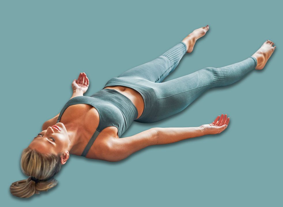 A physiotherapist says this 8-minute bed routine restores leg strength ...