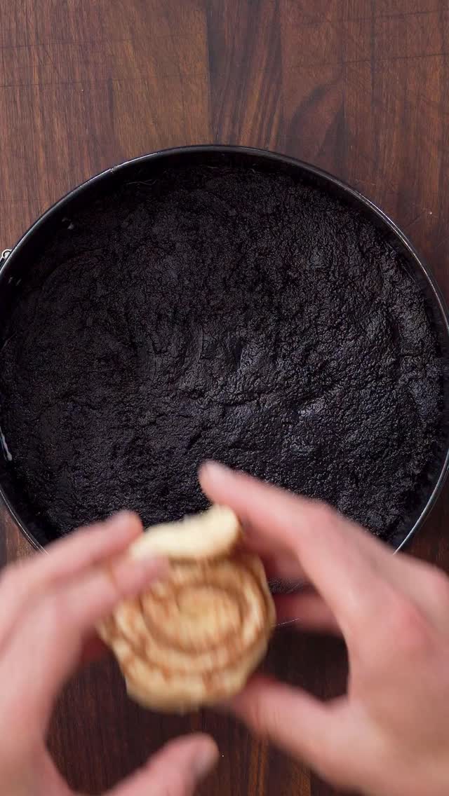 Oreo cinnamon roll cheesecake