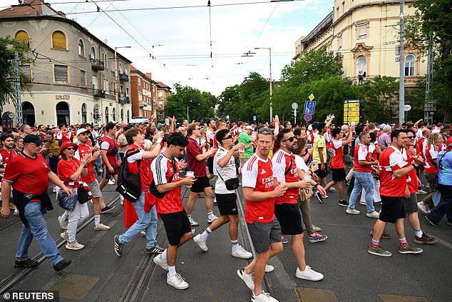 Arsenal fans clash with PSG supporters on streets of Budapest ahead of ...
