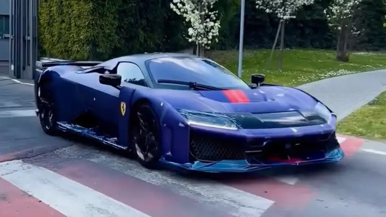 F1-coureur Lewis Hamilton gespot met prachtige customized Ferrari F80 ...
