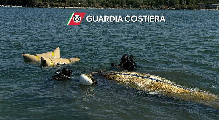 Barca a vela abbandonata nella foce del Timavo: l'imbarcazione rimossa ...