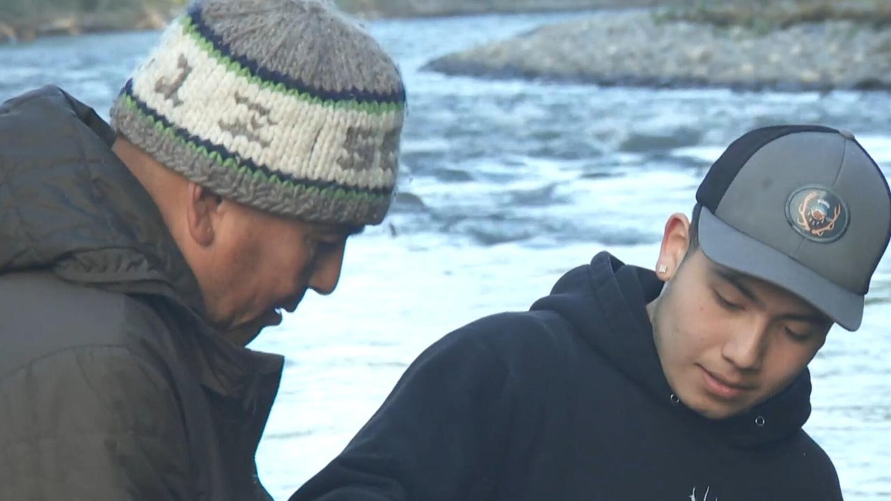 Native Americans in Pacific Northwest preserve salmon fishing tradition ...
