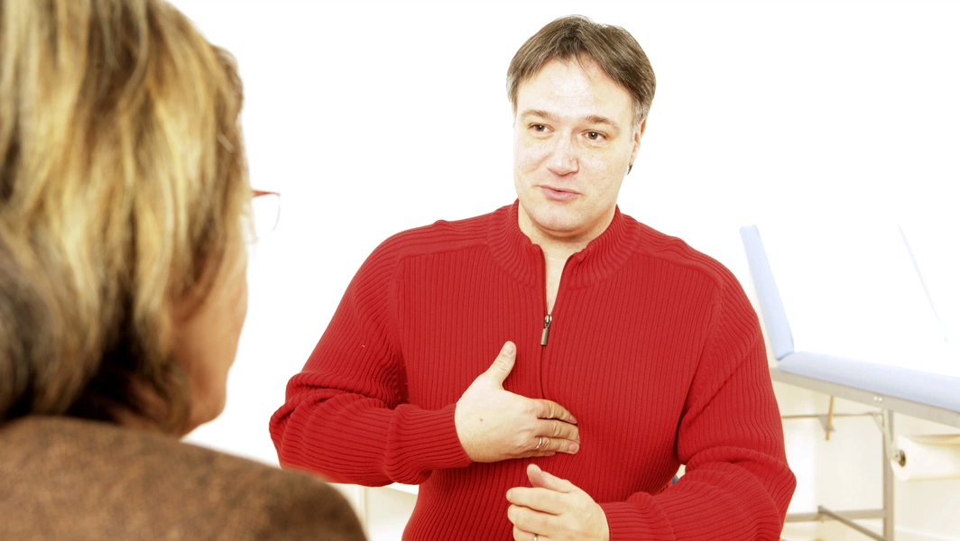 Doctors urge urgent care for sudden jaw pain with nausea