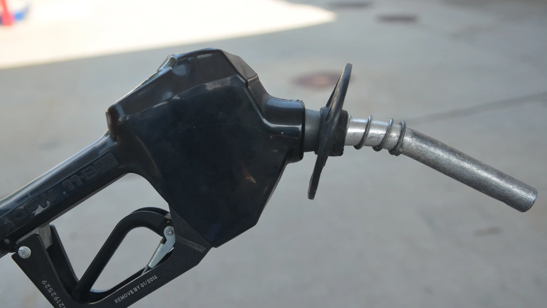 17 gas pump habits that waste money