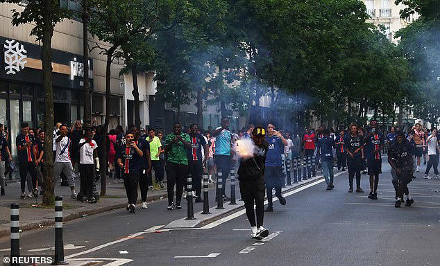 Riots break out in Paris within minutes of Champions League final ...