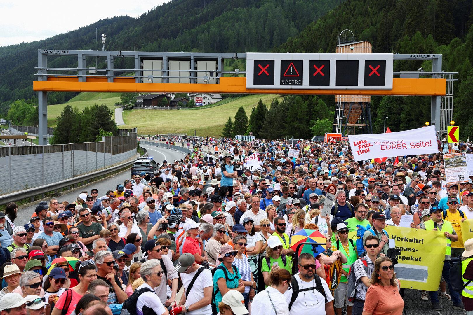 Tausende bei Brenner-Demo: Totalsperre wieder aufgehoben