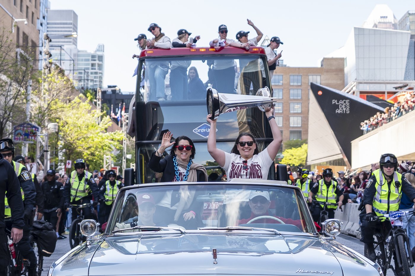 Les célébrations de la victoire enflamment le centre-ville de Montréal