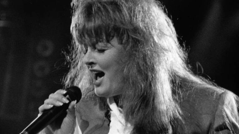 Fans shower country music legend Wynonna Judd with love as she ...
