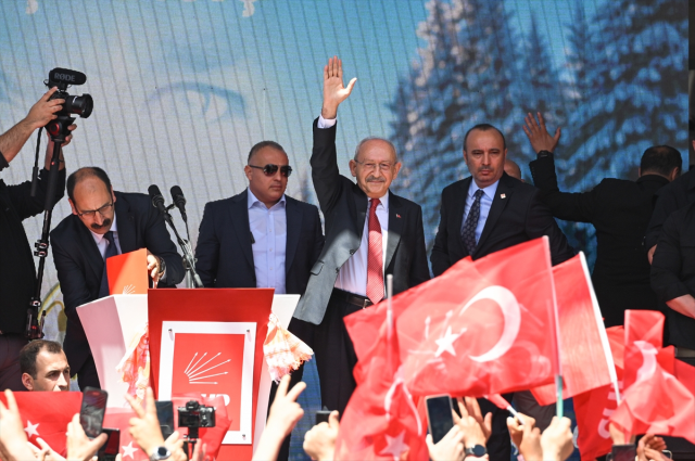 "Hain" sloganlarına olay yanıt! Kendisini Atatürk'e benzetti
