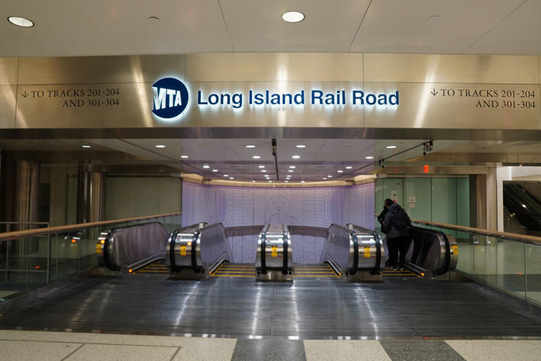 Backlash erupts as payroll reveals some New York rail workers on strike ...