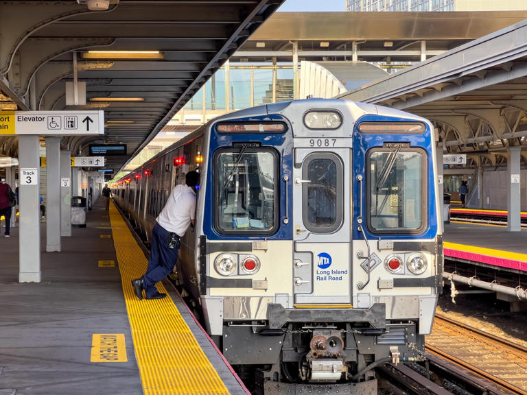 Backlash erupts as payroll reveals some New York rail workers on strike ...