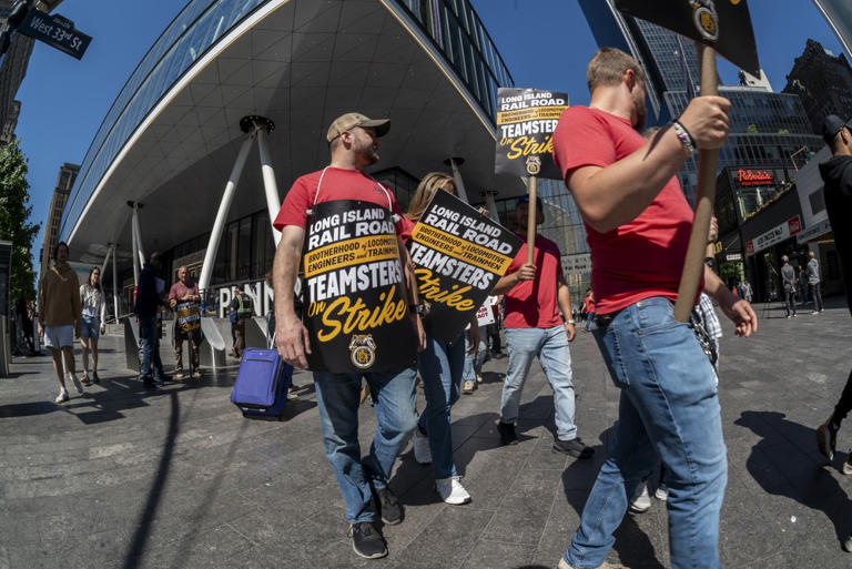 Backlash erupts as payroll reveals some New York rail workers on strike ...