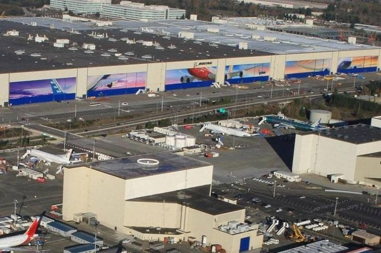 Inside the world's largest building that cost $1 billion and is so big ...