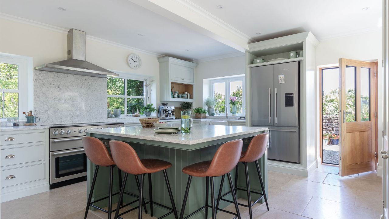 7 clever features that gave this kitchen a high-end look on a realistic ...