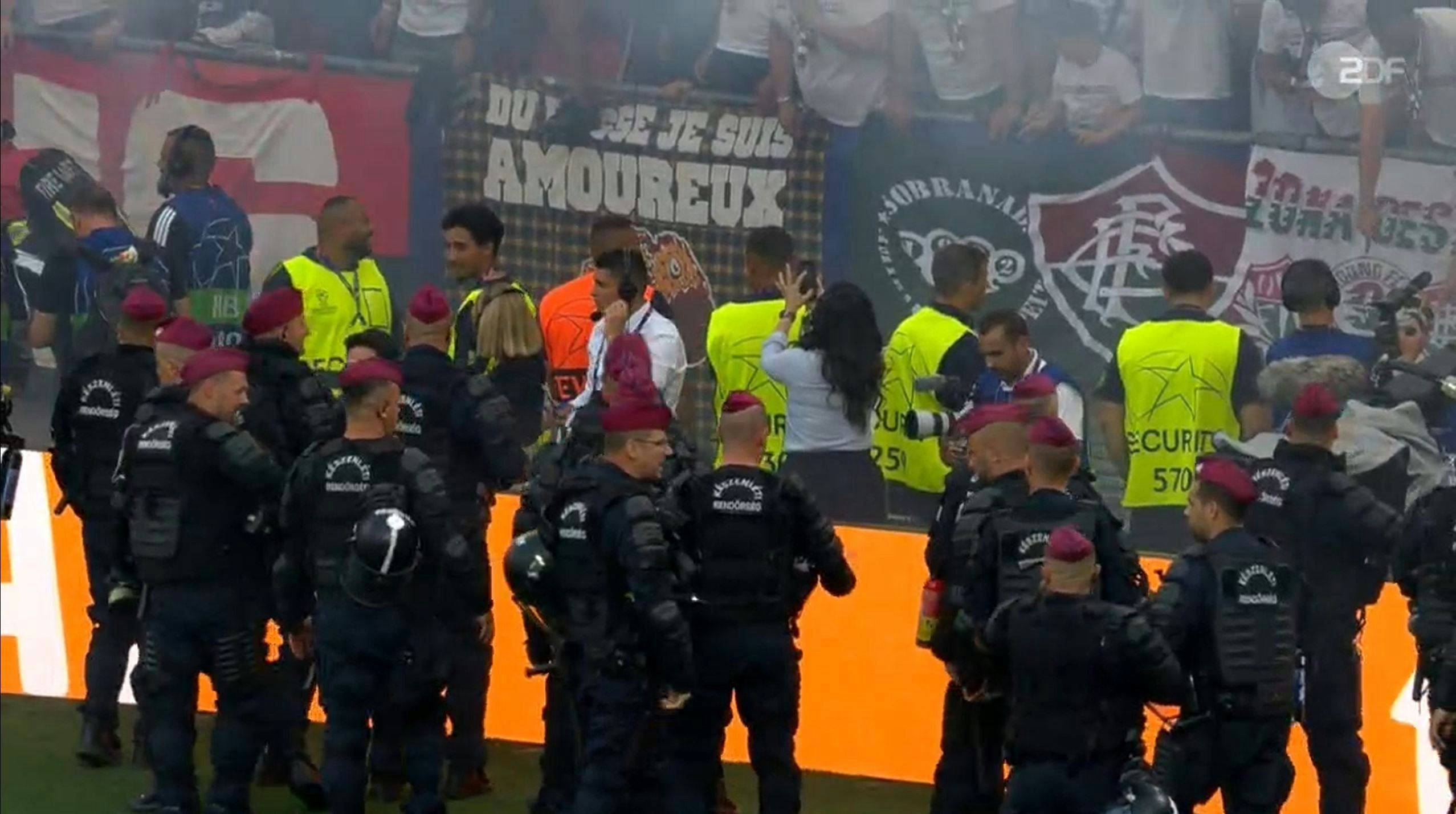 Champions League: Polizei zieht mitten im Spiel im Stadion-Innenraum auf