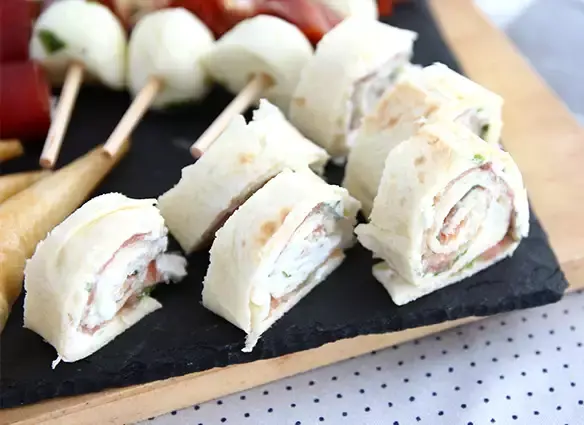 Aperitifwraps med rökt skinka och rucola