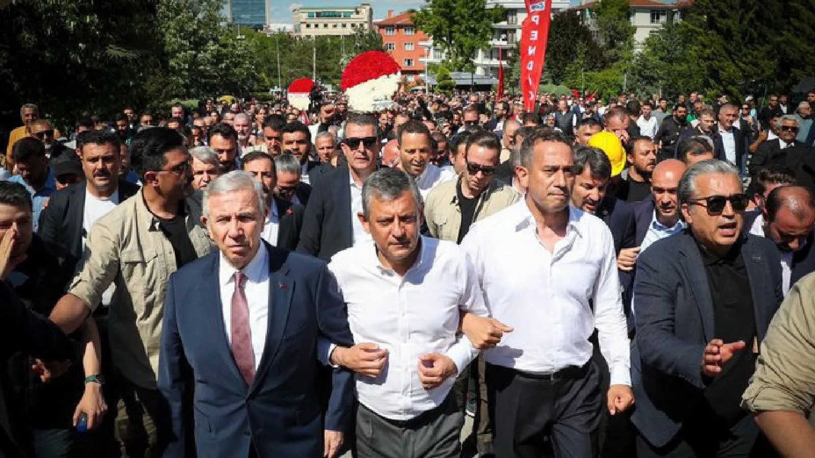 TGRT yorumcusundan Özel'in buluşmasına katılan Yavaş'a: Mansur Yavaş ...