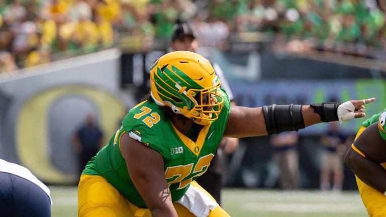 Oregon football offensive depth chart prediction with transfers, recruits