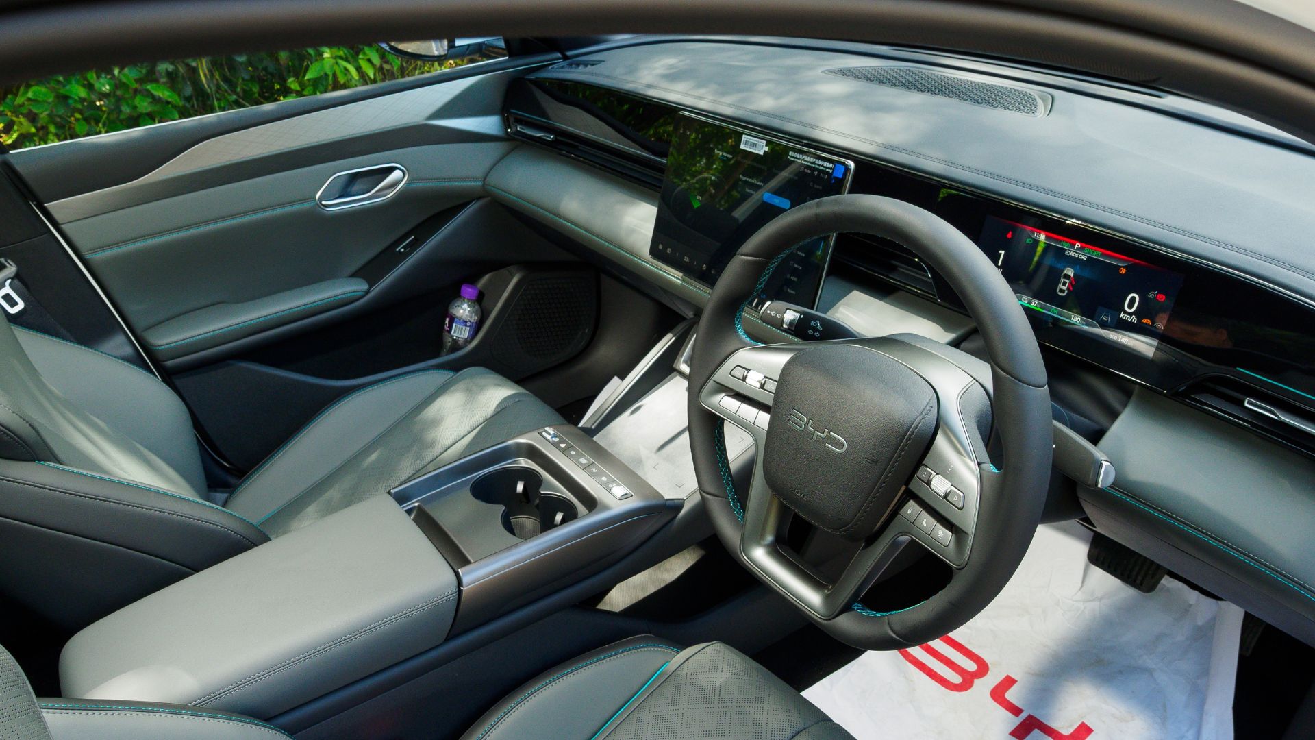 A Chinese electric SUV with a mini fridge and massage seats sells for ...
