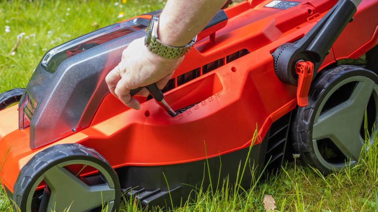 How high should mower blades be to create lawn stripes?