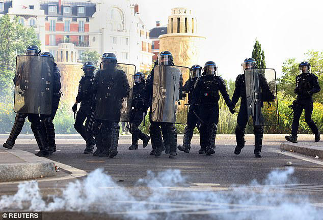 Riots break out in Paris within minutes of Champions League final ...