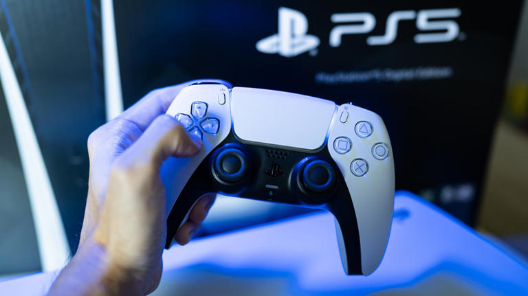 What does the orange light mean on a PlayStation 5 controller?