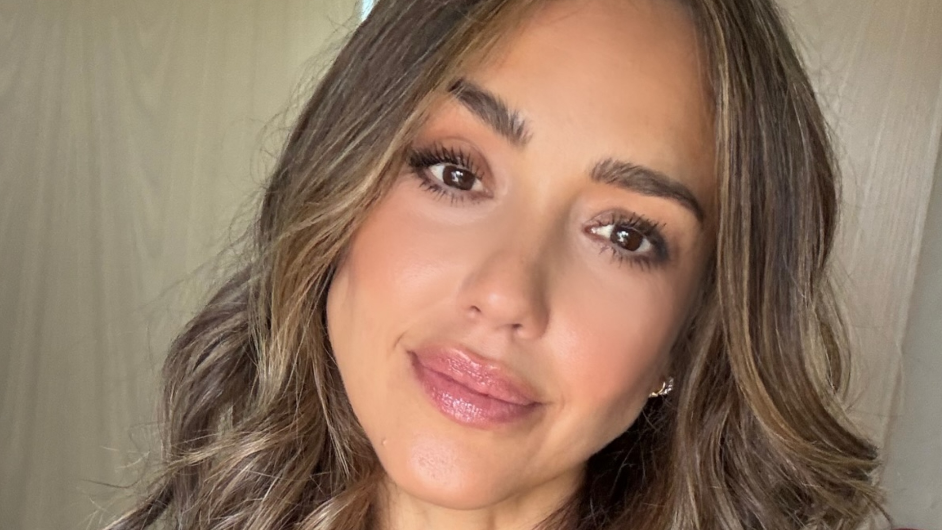 À 45 ans, Jessica Alba rayonne dans un look en dentelle structuré