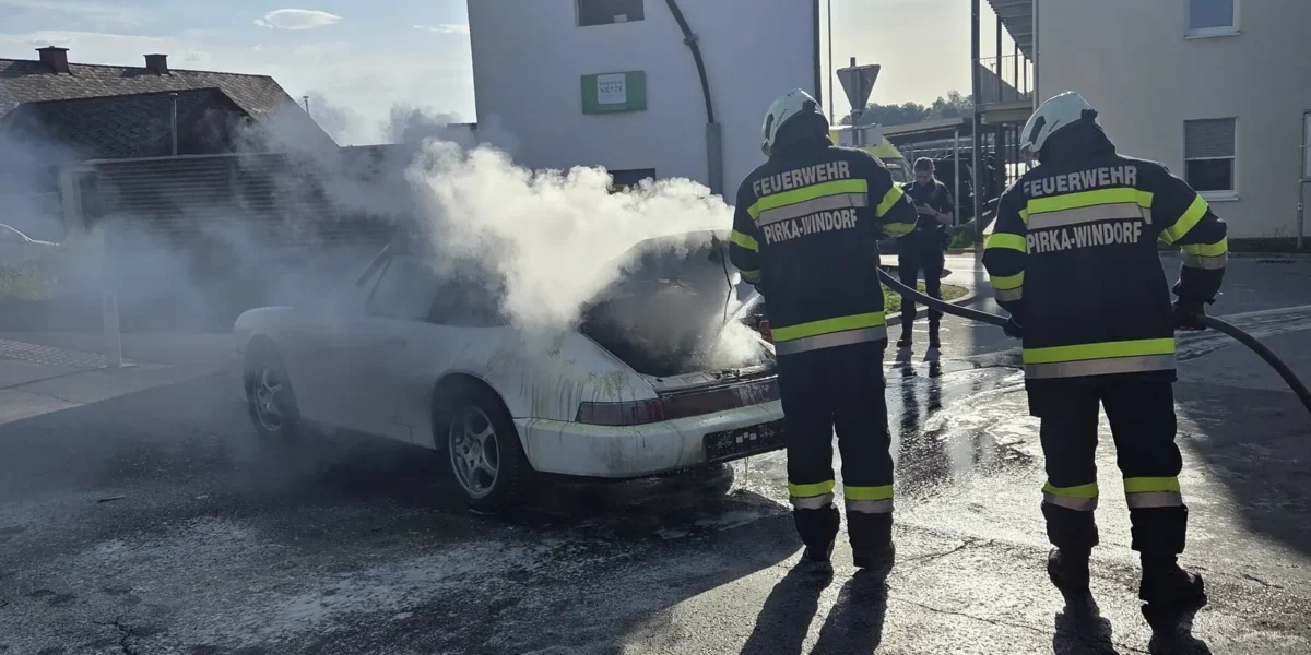 Fahrzeug in Flammen – mutige Ersthelfer greifen ein