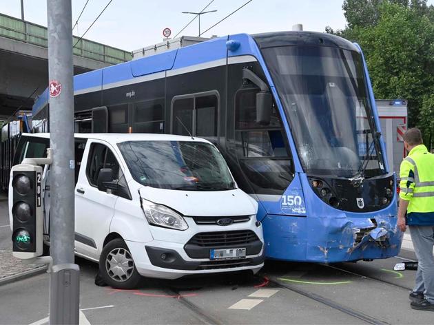 Unfall mitten in München: Tram schleift Lieferwagen meterweit mit ...