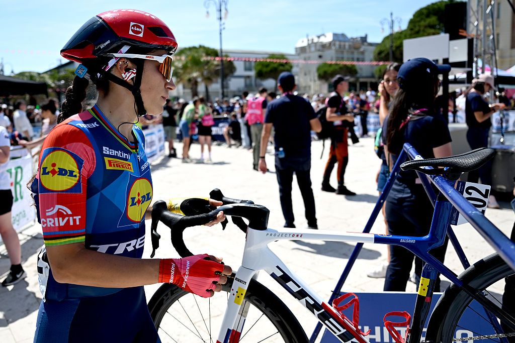 Elisa Balsamo to start stage 2 in maglia rosa as Wiebes ejected from ...
