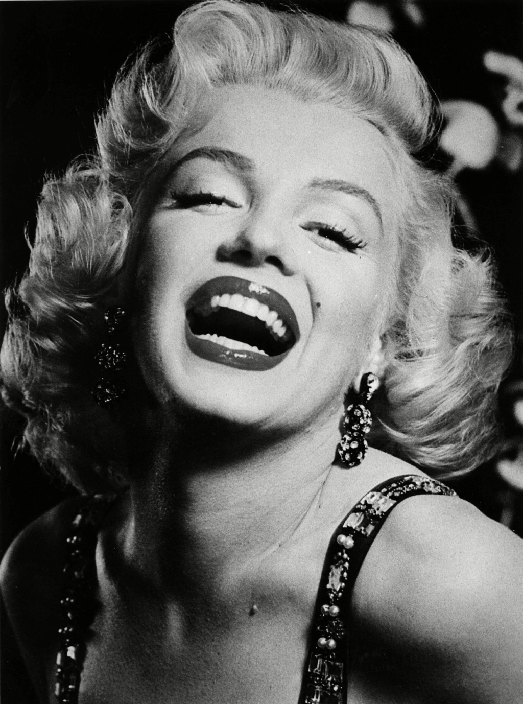 Over 1K Marilyn Monroe lookalikes swarm Palm Springs in world record ...