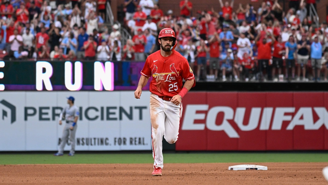 Cardinals promote Crooks, Velázquez to spark offense