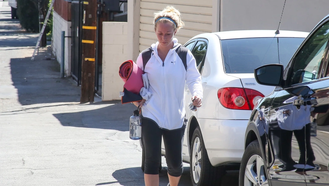 Kendra Wilkinson fires back at breast implant criticism