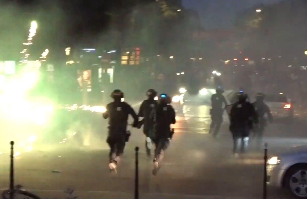 Rel in Parijs escaleert na CL-finale, politie bekogeld met vuurwerkmortier