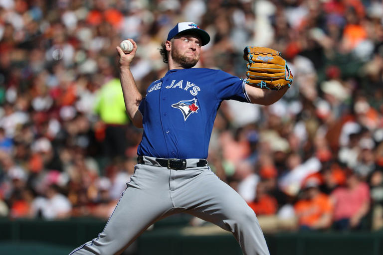 Orioles score five runs in ninth to stun Blue Jays 6-5