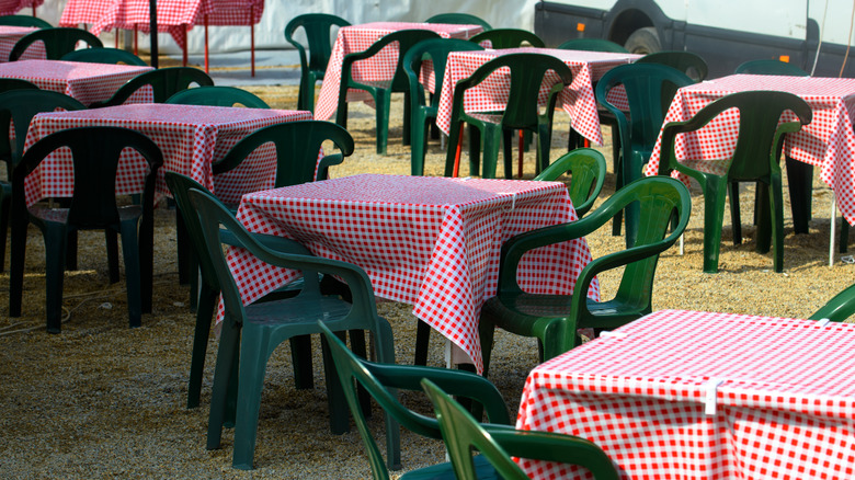 Forget plastic tablecloths for your picnic: This fitted solution won't ...
