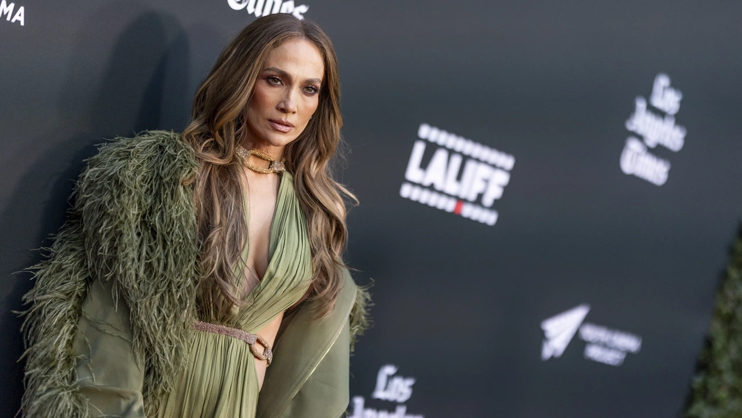 Jennifer Lopez embraces single life as Alex Rodriguez reaches out