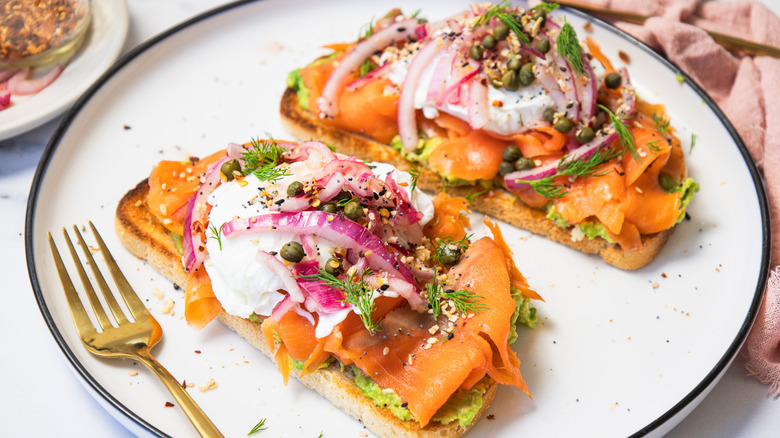 Smoked salmon breakfast toast recipe